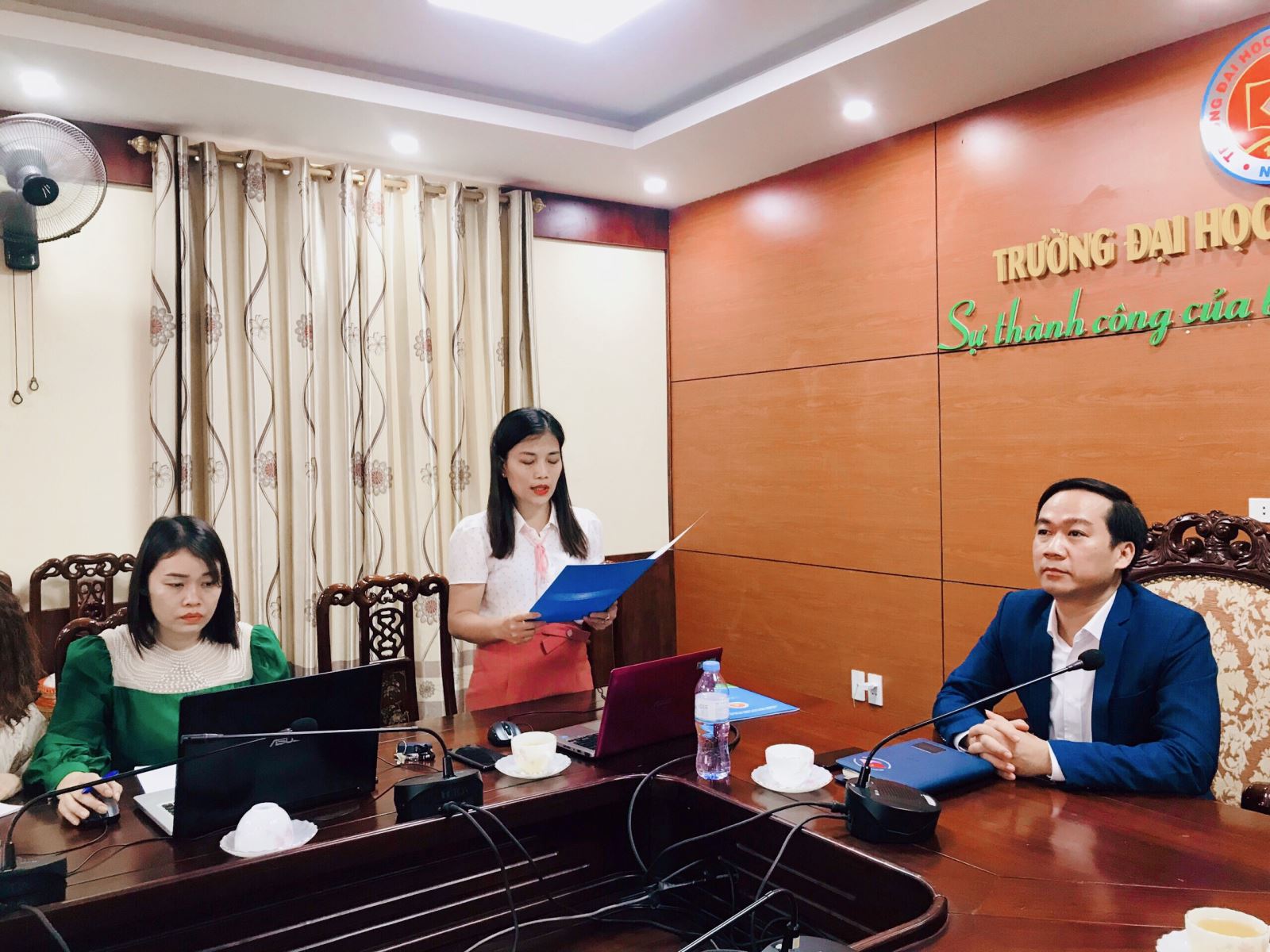 TS. Đặng Thị Thảo - Trưởng Phòng Tổ chức - Hành chính - thừa ủy quyền của Hiệu trưởng Nhà trường ...